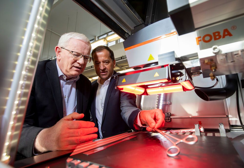 Foba spendet Laserbeschriftungsgerät für irische Universität