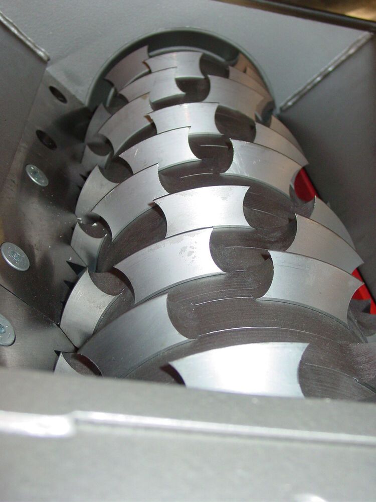 Shredding metal chips in a space-saving way || Picture 1 / 2