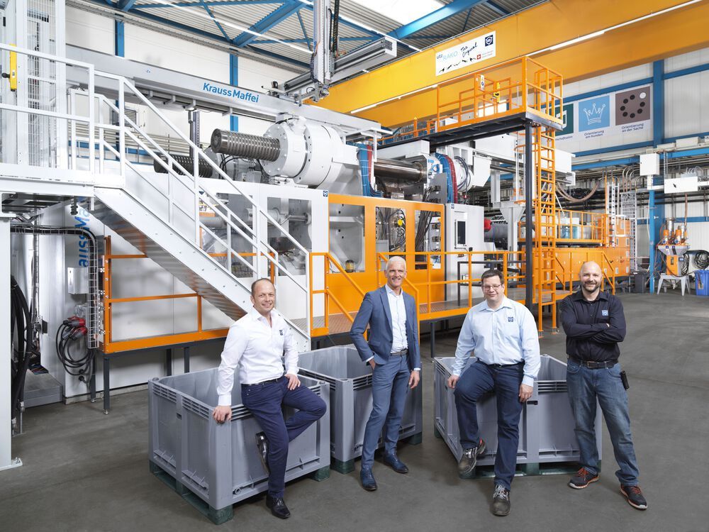 Die größte Spritzgießmaschine in der Schweiz kommt von Krauss-Maffei ...