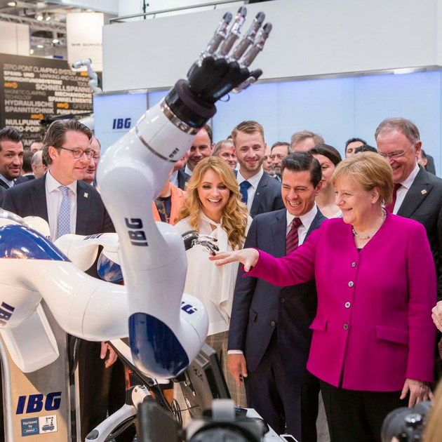 Hand in Hand mit Angela Merkel