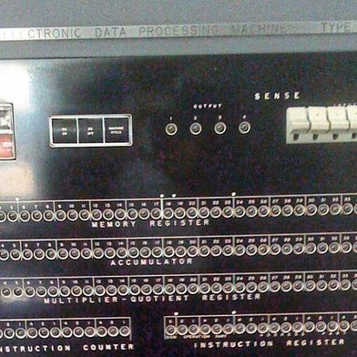 IBM 701: Der erste kommerziell erhältliche wissenschaftliche Computer