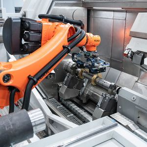 Mobile robot automates machining tasks