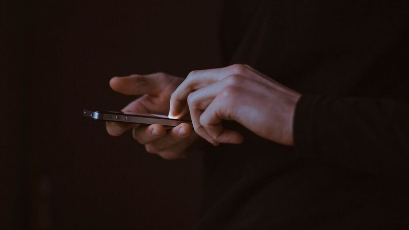 Polizei deckt Cyberbetrugsbande mit SMS-Phishing in Berlin auf