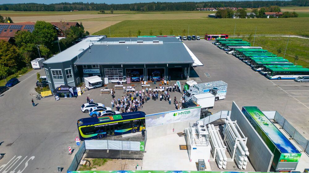 Wasserstoff-Tankstelle für Busse und Lkw bei München eröffnet