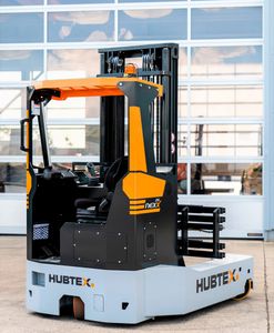Neuer Hubtex-Stapler manövriert sicher durch enge Lagergassen || Bild 3 / 3