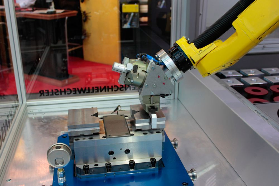 Automatisierter Spannbackenwechsel im Arbeitsraum mit High-Tech ...