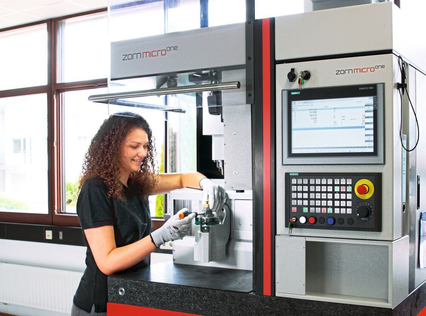 Une 5 axes sur 9 mètres carré, c'est la MicroOne