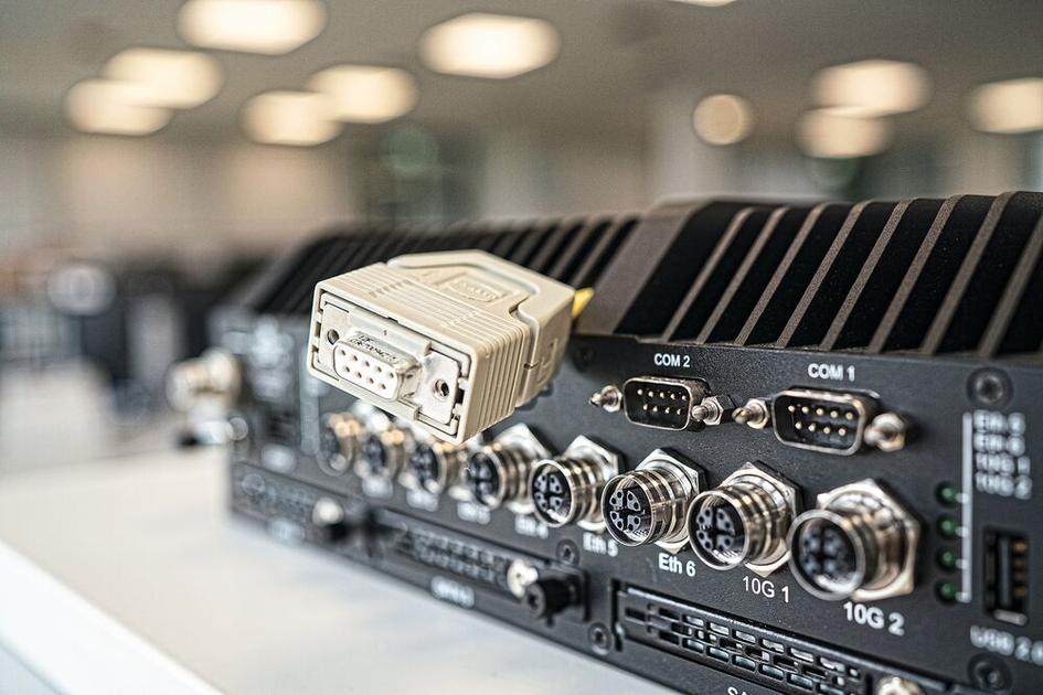 Harting: D-Sub-Steckverbinder mit Push-Pull-Verriegelung