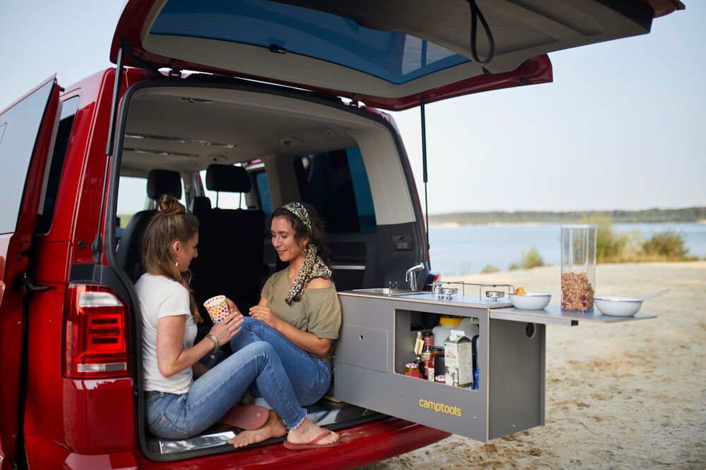 Das eigene Auto mit wenigen Handgriffen in einen Camper verwandeln ...