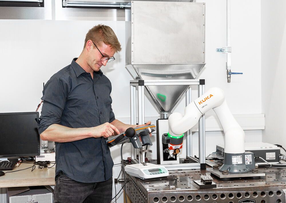 Dank Cobot Kaffee grammgenau mahlen || Bild 1 / 3