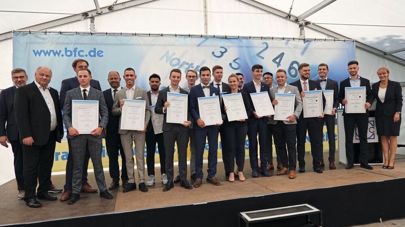 Zeugnisse als Lohn für elf Monate Arbeit || Bild 8 / 9