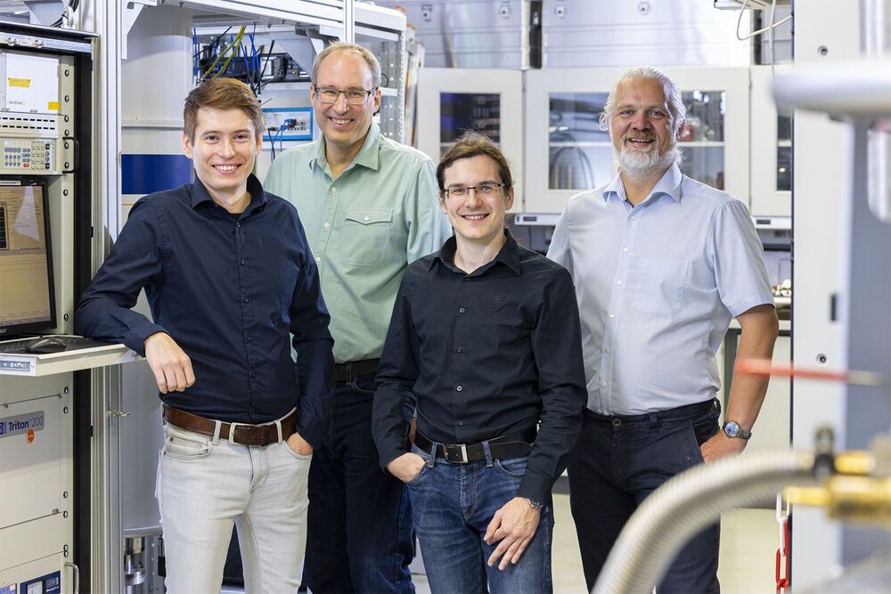 Aus Jülich und Aachen: Surfen statt hüpfen auf dem Quantenchip
