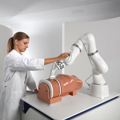 Kuka stellt neue Software für Medizin-Roboter vor