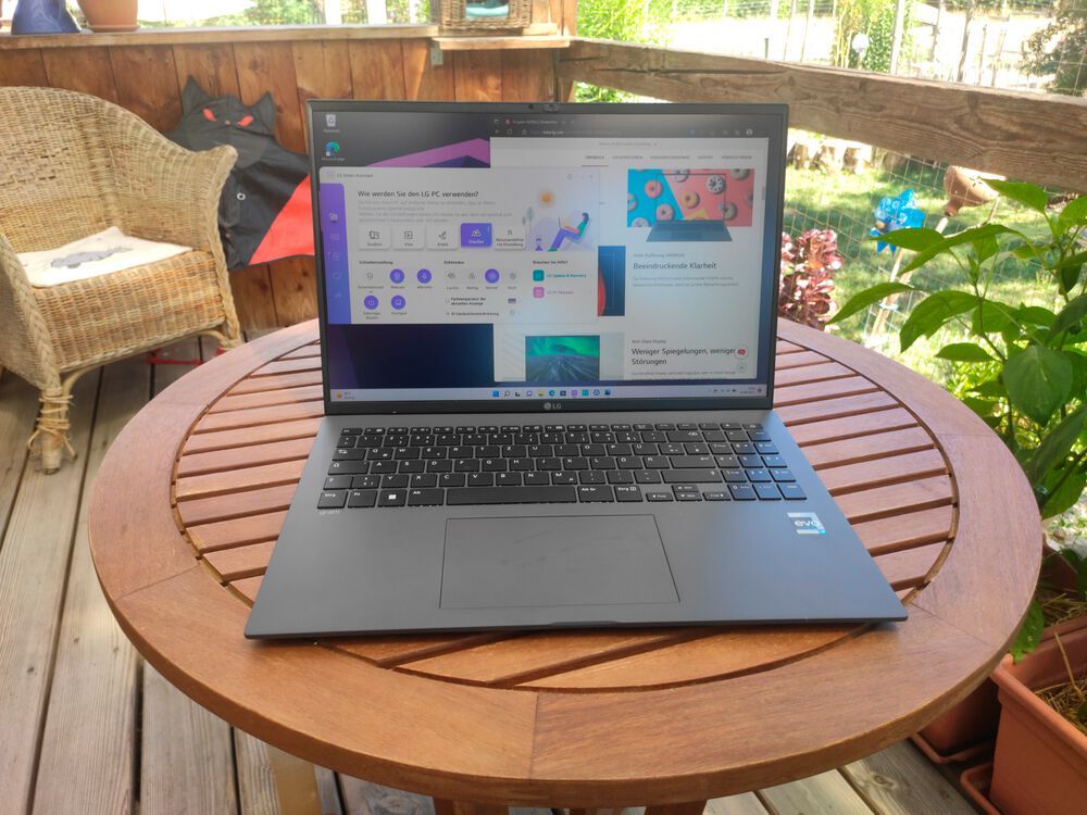 Leichtes Notebook mit passendem mobilen Monitor für hybrides Arbeiten ...