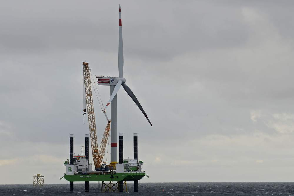 Erste REpower-Anlage für Offshore-Windpark alpha ventus errichtet