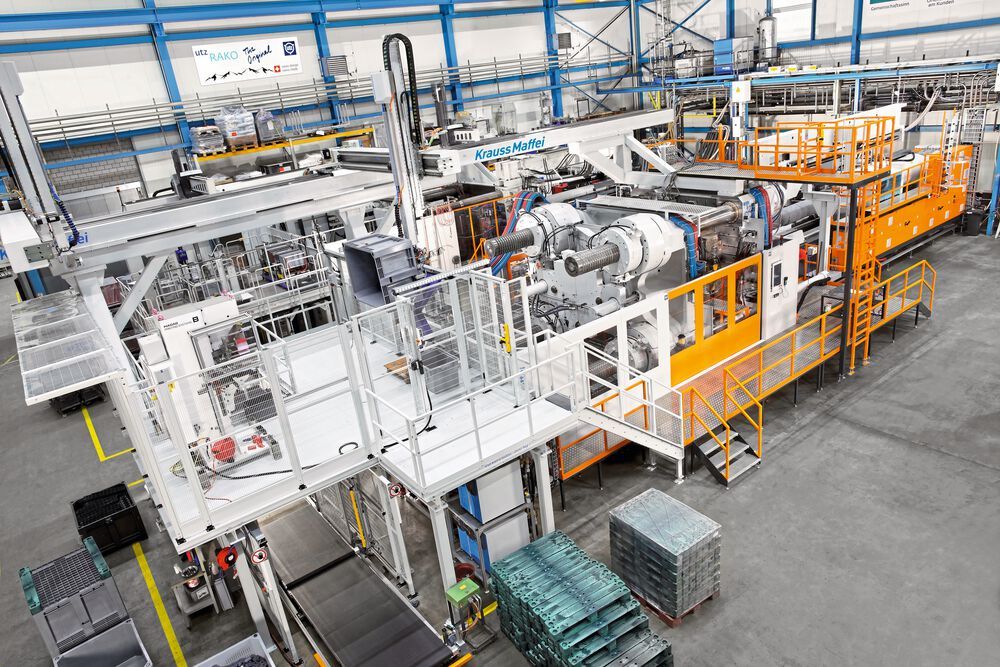 The largest injection moulding machine in Switzerland || Picture 1 / 3