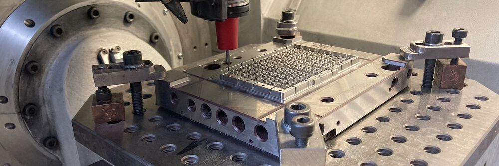 Elaborate machining concept for microfluidic sample carrier mould