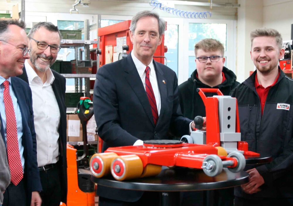 US-Generalkonsul besucht Jung Hebe- und Transporttechnik