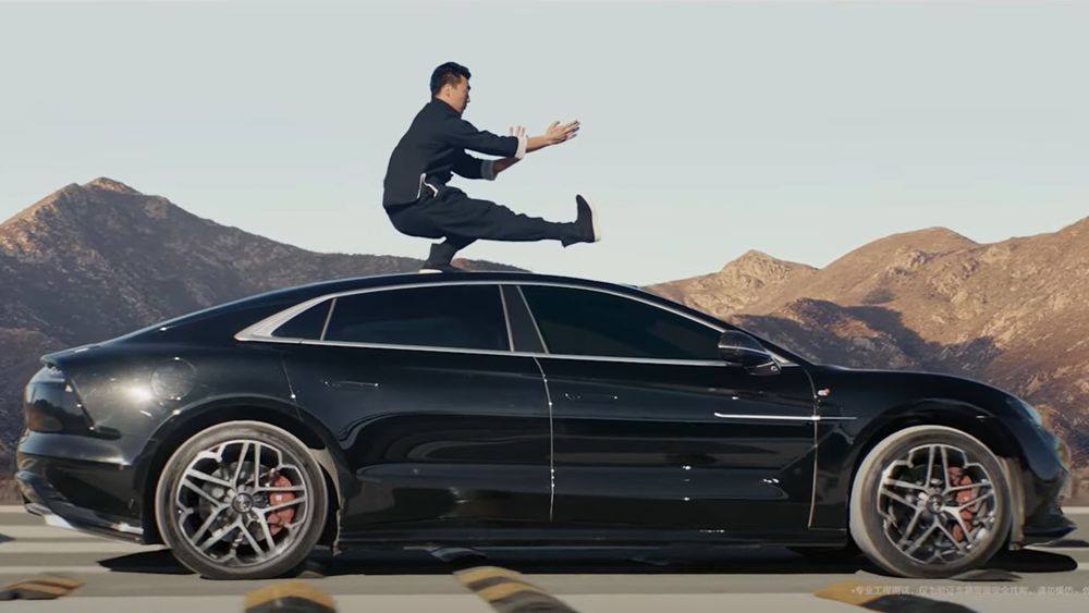 BYD bewirbt aktives Fahrwerk mit Kampfsport