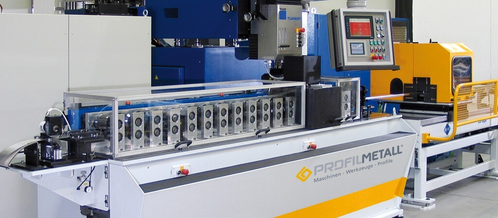 >> Profile inline Blechband mit Kunststoff zu einem Profil verbinden