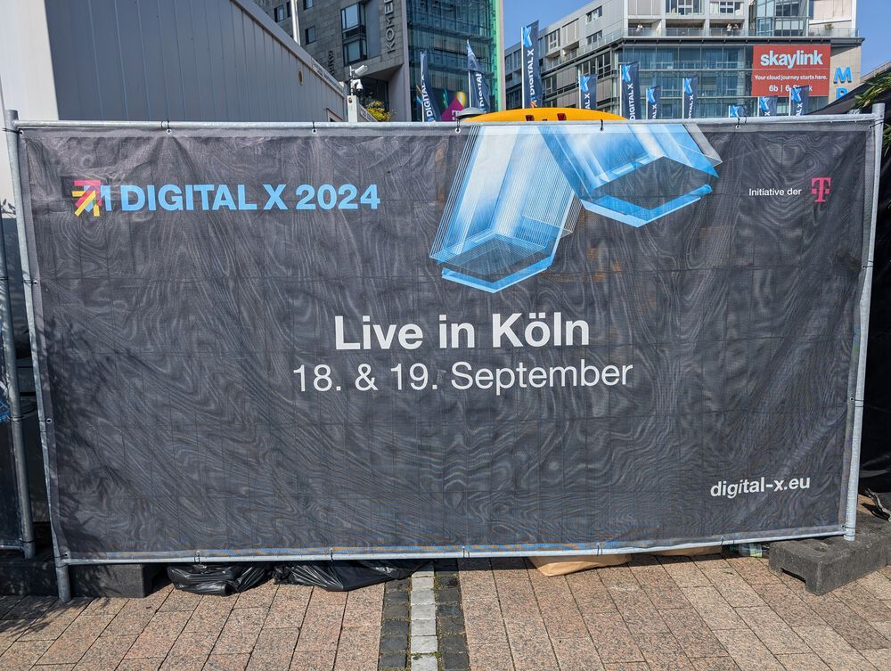 Live von der Digital X 2024: Megatrend Connected Business || Bild 1 / 7