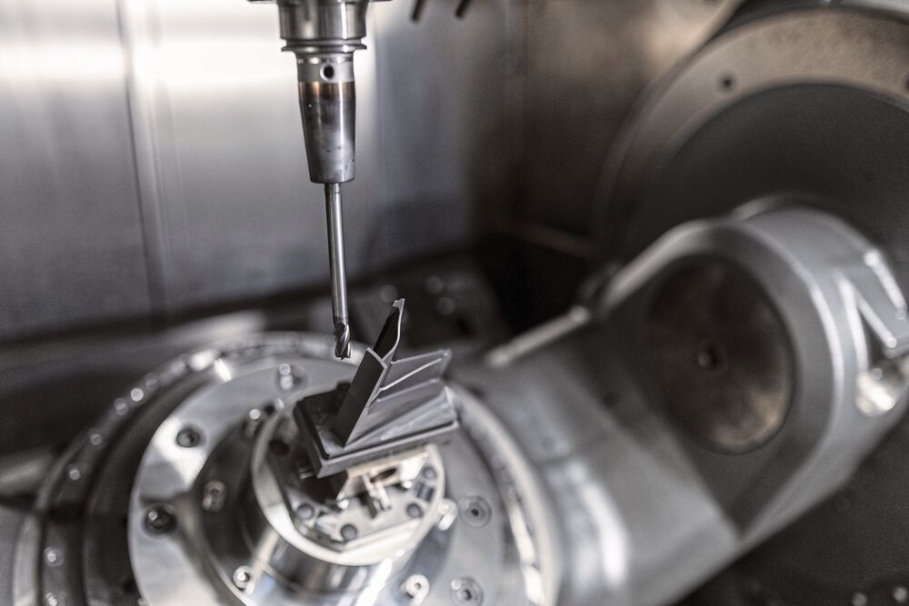 Komplexe Geometrien aus Grafit fräsen