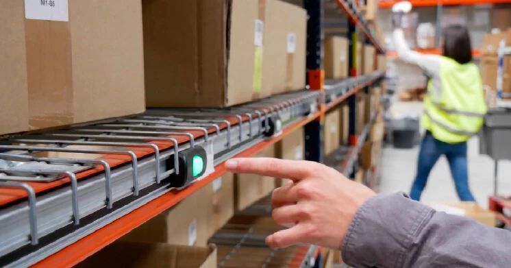 „Pick by Light“-Kommissionierung spart nicht nur Zeit