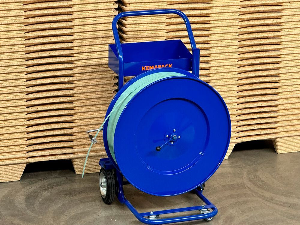 Standfester Abrollwagen stellt Umreifungsbänder bereit