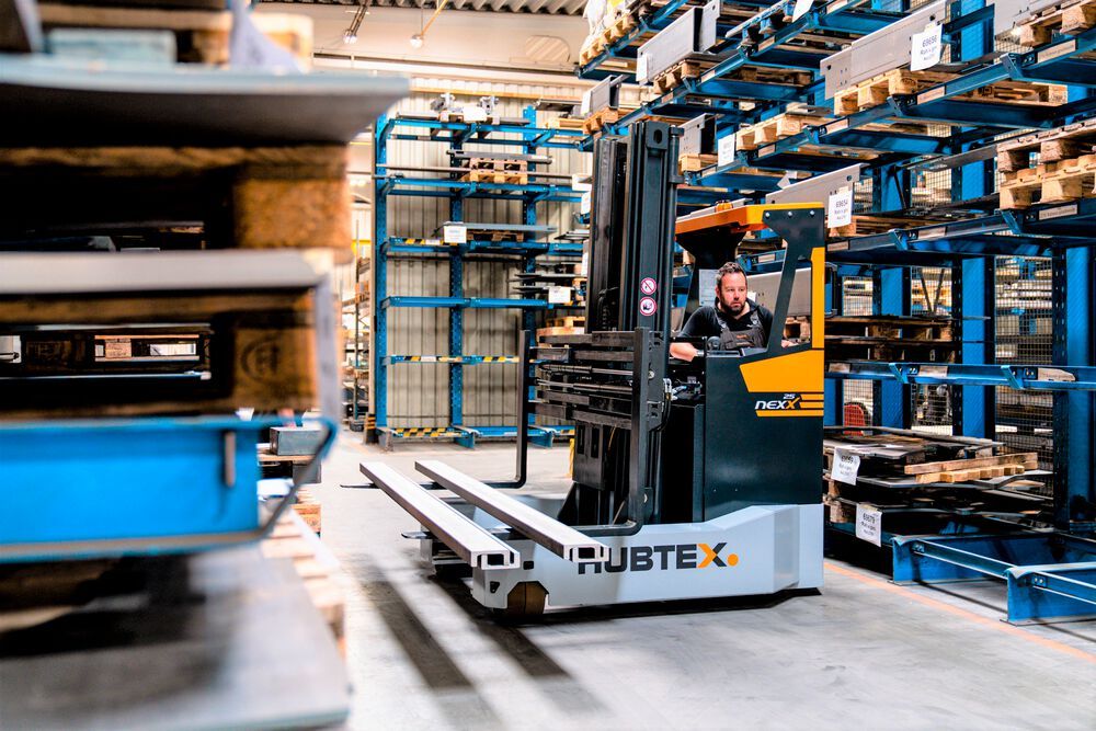 Neuer Hubtex-Stapler manövriert sicher durch enge Lagergassen