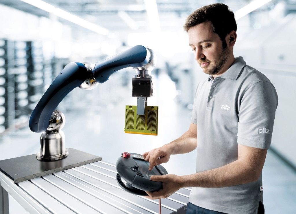 Mensch und Roboter arbeiten Hand in Hand || Bild 1 / 2