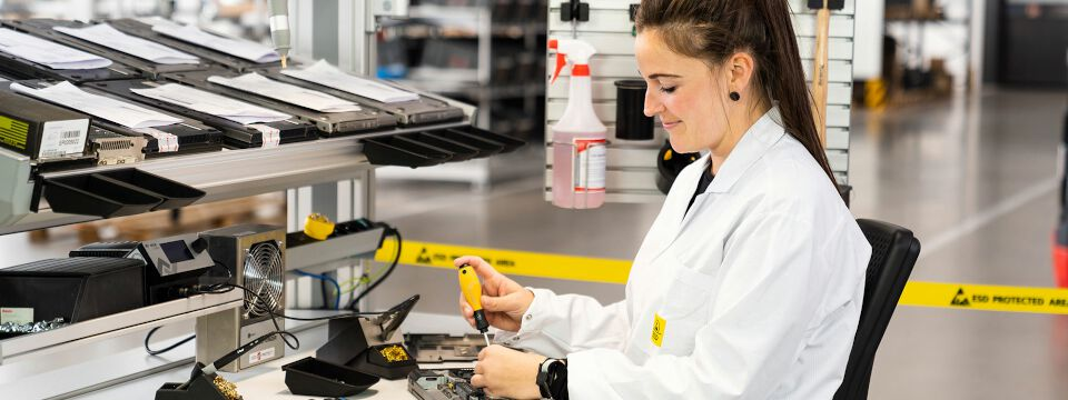 ESD-Arbeitsplätze: Auf diese Ausstattung kommt es an