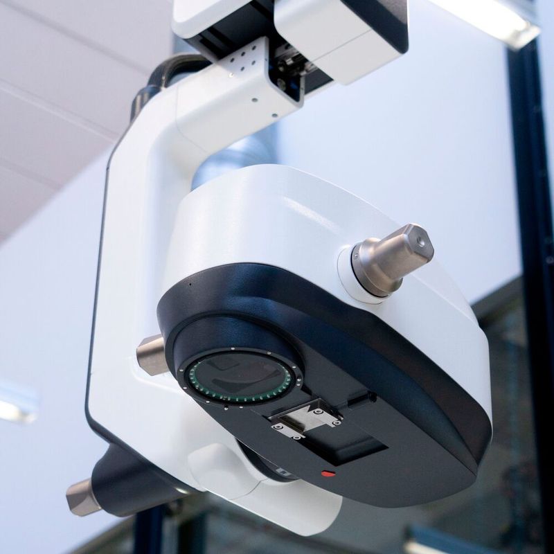 Ein OP-Mikroskop, das den Kopf frei macht