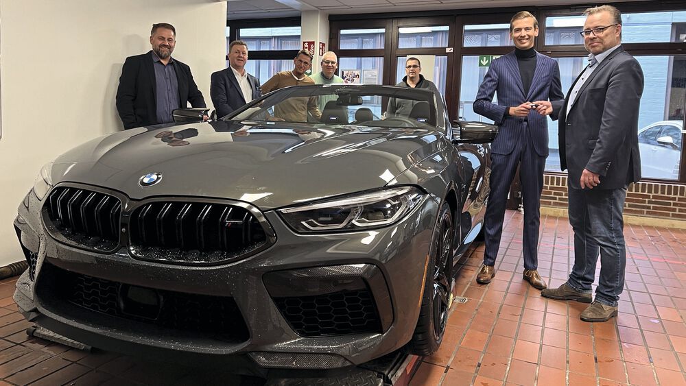 Luxusschlitten sorgt für Freude bei Azubis