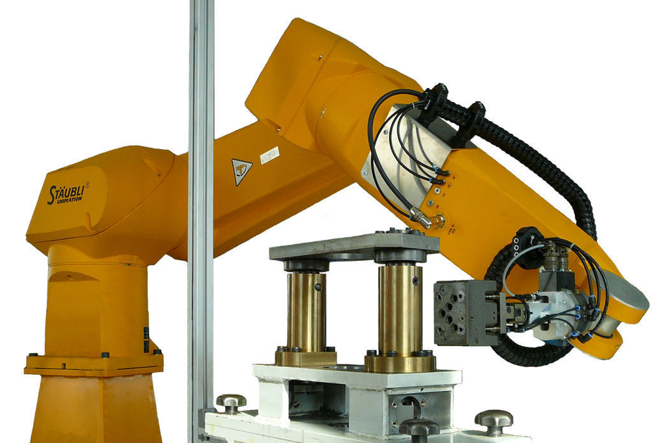 Automatisches Be- und Entladesystem einer Honmaschine mit Spülstand für ...