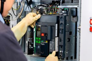 MasterPacT MTZ mit neuer Auslöseeinheit MicroLogic Active || Bild 1 / 2