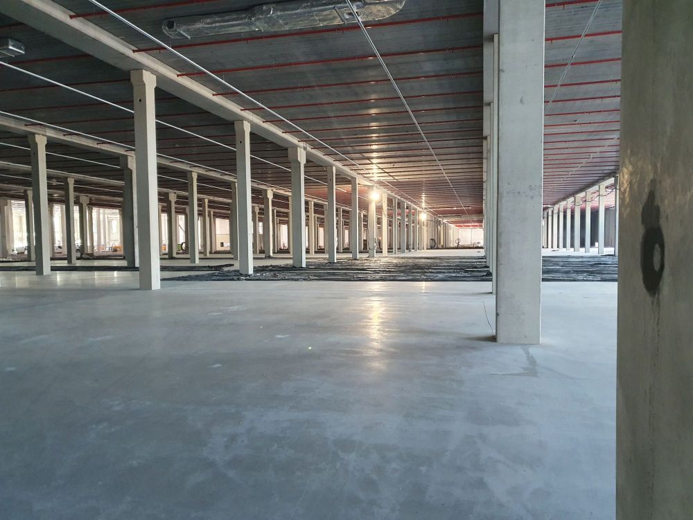 Industrieboden im Logistikzentrum: Robust gegen Abrieb und Verschleiß