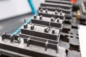 Komplexe Geometrien aus Grafit fräsen || Bild 1 / 8