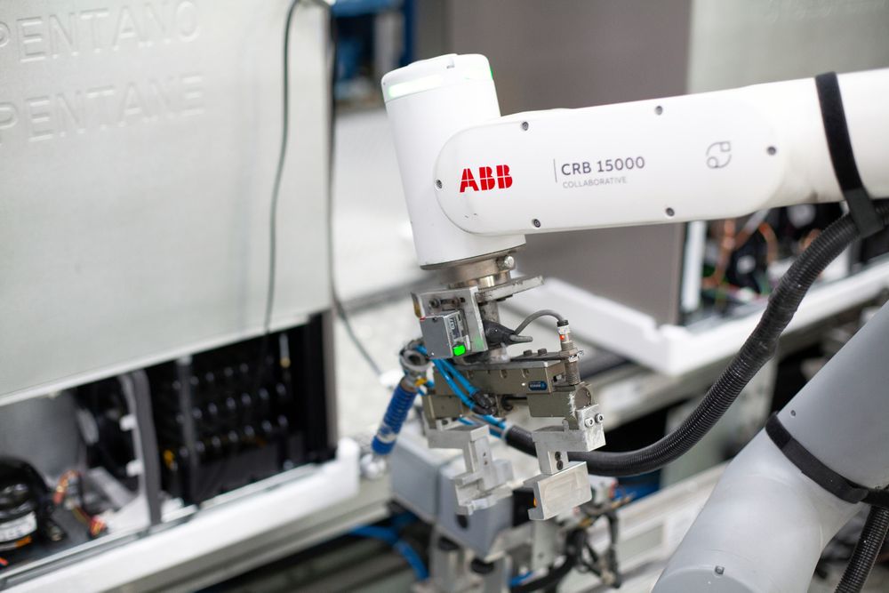 Cobots von ABB steigern Produktivität der Kühlschranklinie von ...