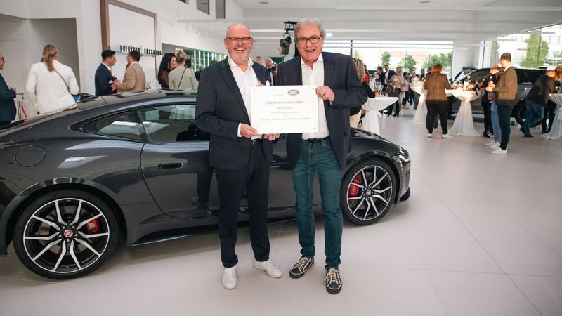 Feser Scharf eröffnet Jaguar-Land-Rover-Autohaus || Bild 1 / 5