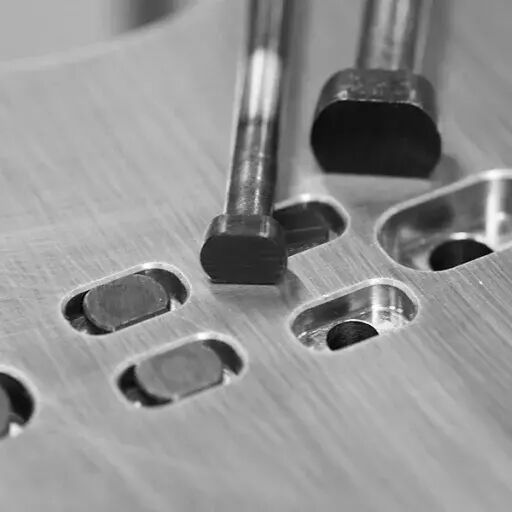 Anti-twist lock: Two surfaces for clear positioning