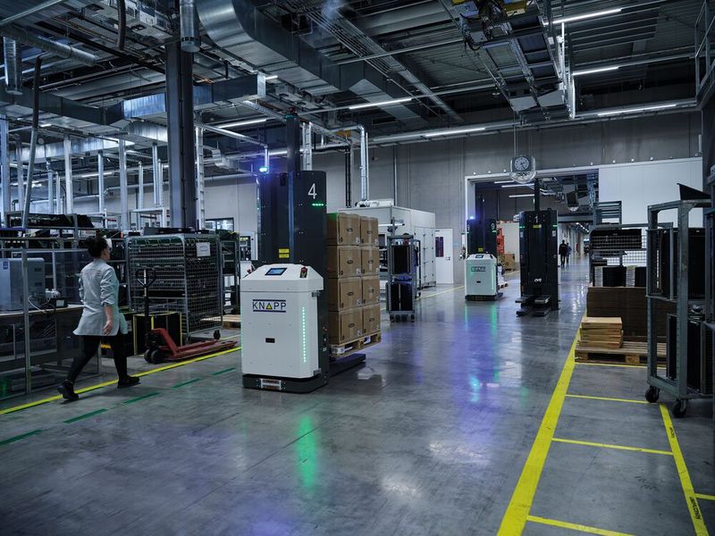 Knapp automatisiert Palettentransport bei Fronius || Bild 1 / 2