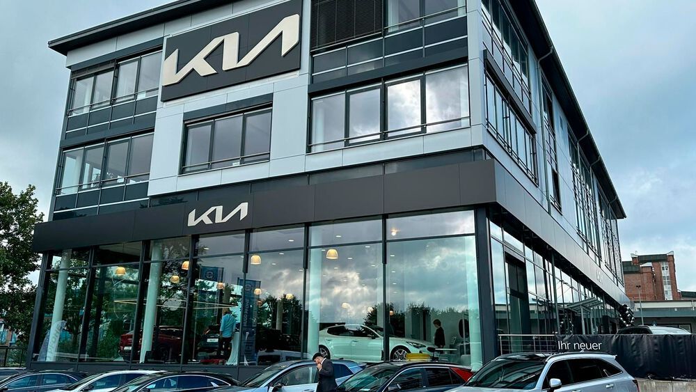 Hugo Pfohe eröffnet neuen Kia-Store in Hamburg