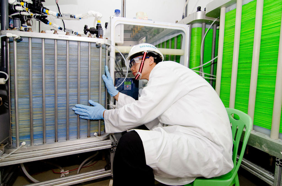 Desalinating Seawater with Minimal Energy Use