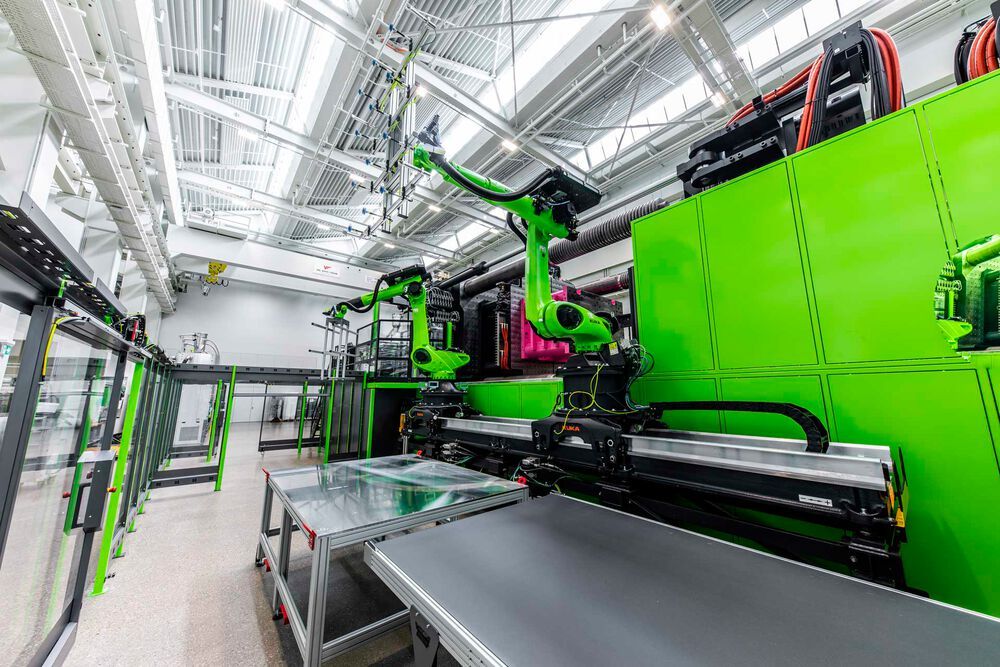 Engel präsentiert größte Technikums-Spritzgießmaschine der Welt || Bild ...