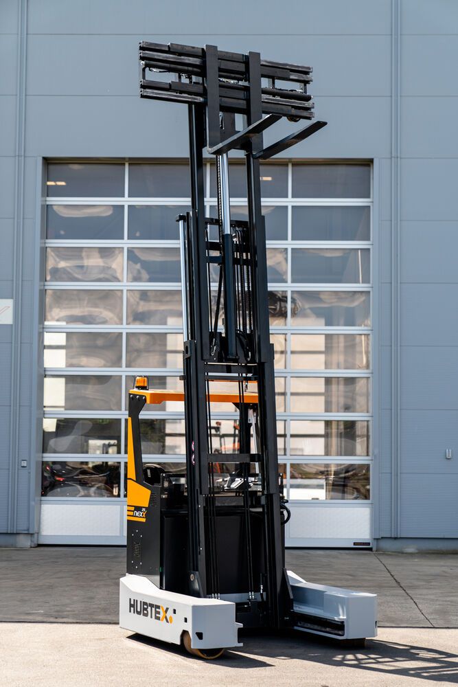 Neuer Hubtex-Stapler manövriert sicher durch enge Lagergassen || Bild 2 / 3