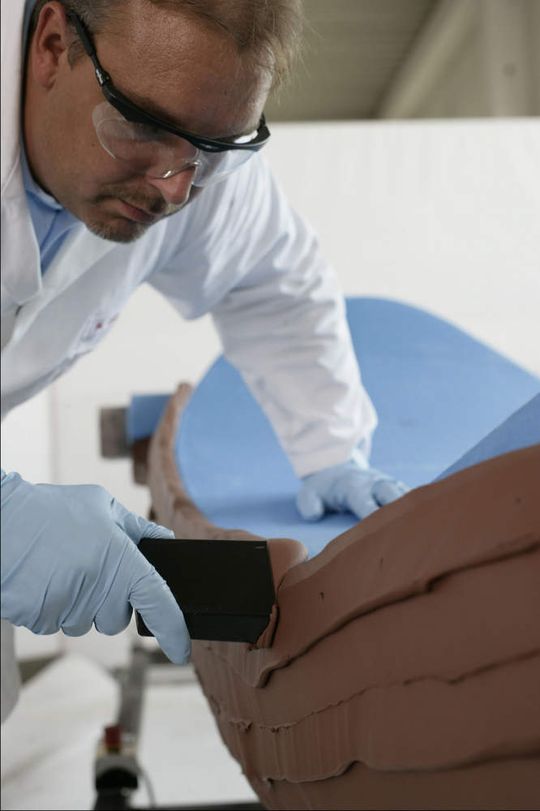 Modellbau-Paste auf Polyurethan-Basis härtet schnell aus