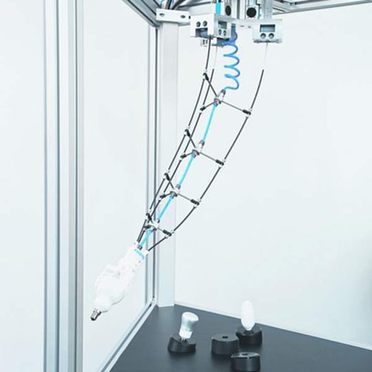 Greifer transportiert druckempfindliche Bauteile ohne Beschädigung