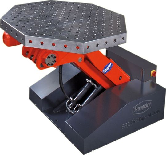 Manipulator bringt Schweißteile in die richtige Position