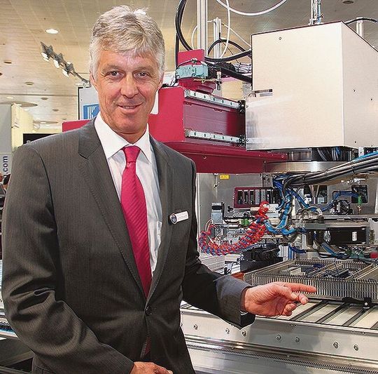 Roboter hilft Zeit sparen beim Verdrahten