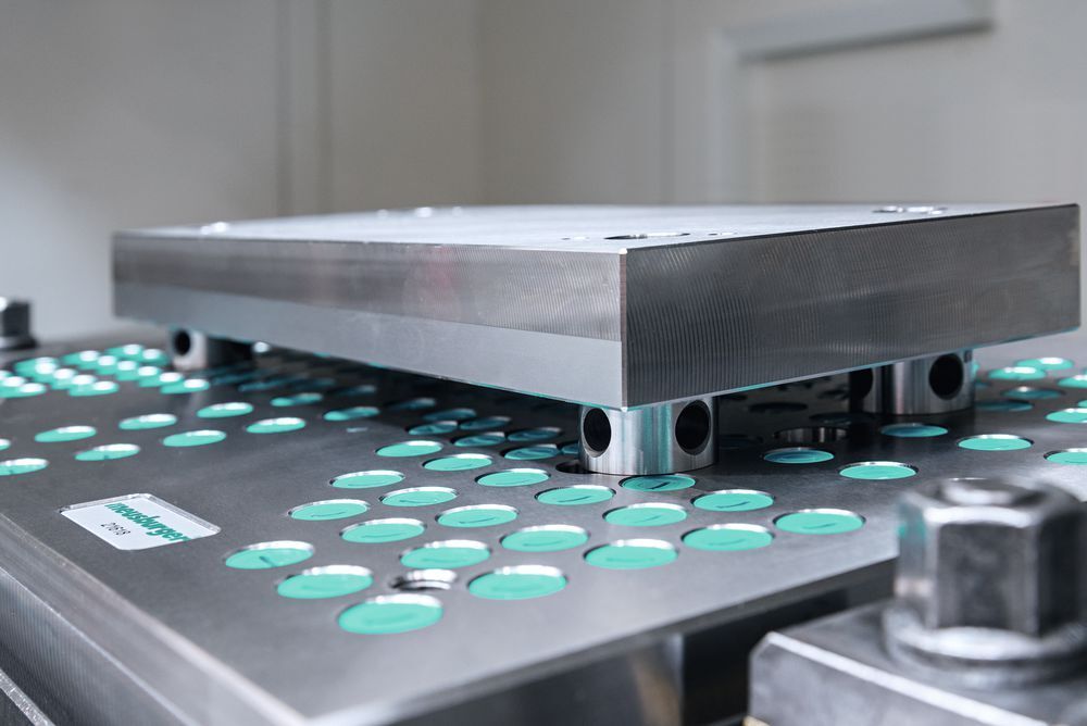 Simple and quick clamping system for die-making